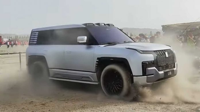 Watch BYD’s Yangwang U8 SUV Do Full Tank Turn, Drive Off-Road - Energy News
